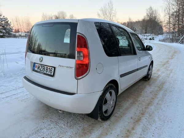 White Skoda Roomster 2008 in Vilnius, with an engine capacity of 1.42 L and mileage of 290 thousand km for 1450 €, photo 2 on AUTOMOTO.COM.LV