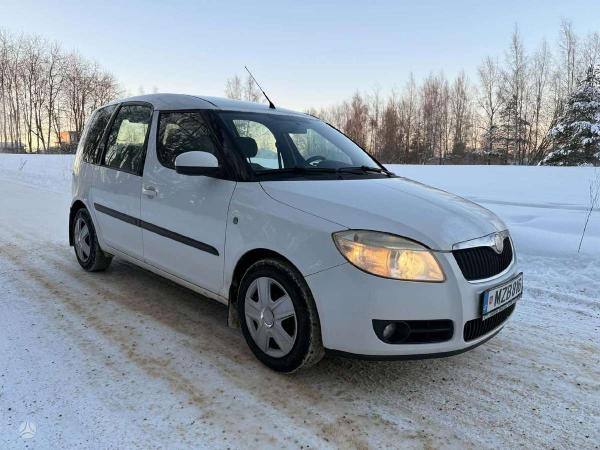 White Skoda Roomster 2008 in Vilnius, with an engine capacity of 1.42 L and mileage of 290 thousand km for 1450 €, photo 3 on AUTOMOTO.COM.LV