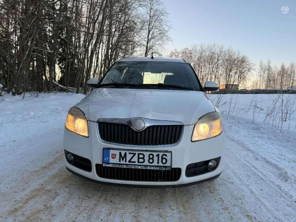 White Skoda Roomster 2008 in Vilnius, with an engine capacity of 1.42 L and mileage of 290 thousand km for 1450 €, photo 4 on AUTOMOTO.COM.LV