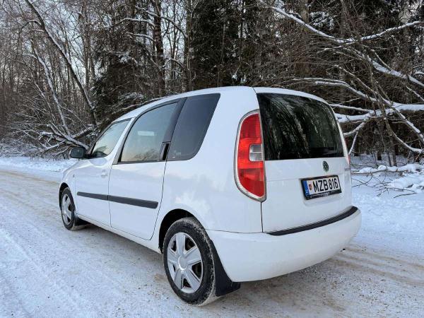 White Skoda Roomster 2008 in Vilnius, with an engine capacity of 1.42 L and mileage of 290 thousand km for 1450 €, photo 6 on AUTOMOTO.COM.LV