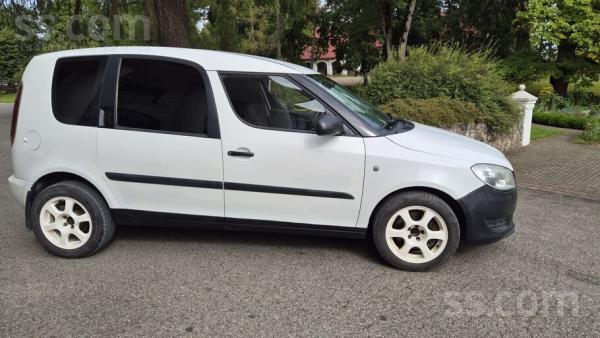 Skoda Roomster 2012 in Riga on AUTOMOTO.COM.LV White Skoda Roomster 2012 in Riga, with an engine capacity of 1.20 L and mileage of 443 thousand km for 1600 €, photo 1 on AUTOMOTO.COM.LV