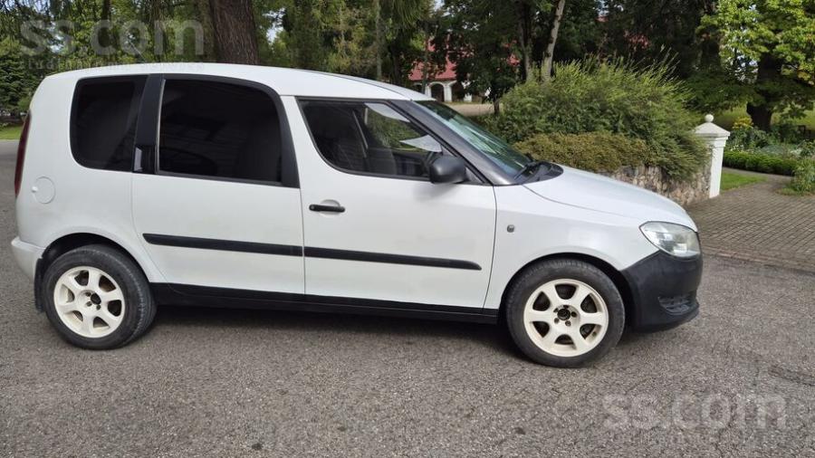 White Skoda Roomster 2012 in Riga, with an engine capacity of 1.20 L and mileage of 443 thousand km for 1600 €, photo 1 on AUTOMOTO.COM.LV