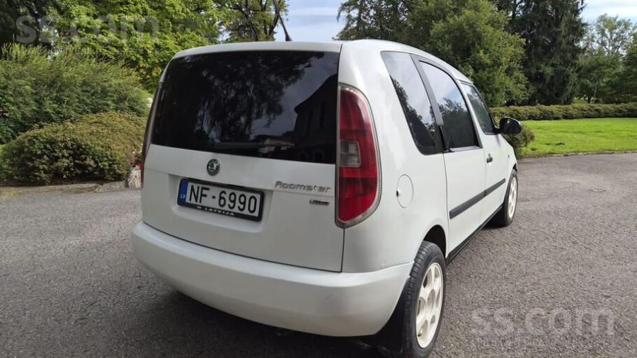 White Skoda Roomster 2012 in Riga, with an engine capacity of 1.20 L and mileage of 443 thousand km for 1600 €, photo 4 on AUTOMOTO.COM.LV