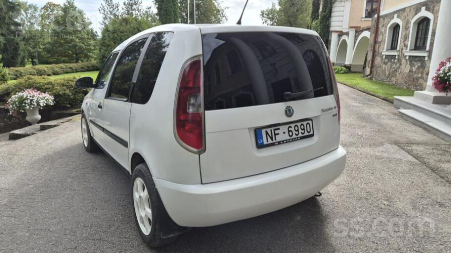 White Skoda Roomster 2012 in Riga, with an engine capacity of 1.20 L and mileage of 443 thousand km for 1600 €, photo 5 on AUTOMOTO.COM.LV