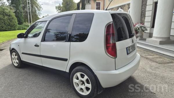 Skoda Roomster 2012 in Riga on AUTOMOTO.COM.LV White Skoda Roomster 2012 in Riga, with an engine capacity of 1.20 L and mileage of 443 thousand km for 1600 €, photo 6 on AUTOMOTO.COM.LV