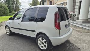 White Skoda Roomster 2012 in Riga, with an engine capacity of 1.20 L and mileage of 443 thousand km for 1600 €, photo 6 on AUTOMOTO.COM.LV