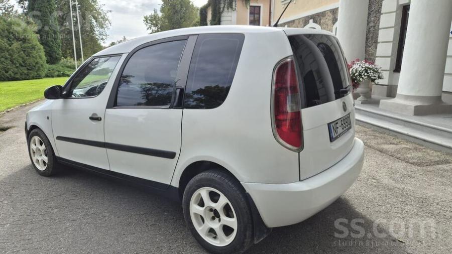 White Skoda Roomster 2012 in Riga, with an engine capacity of 1.20 L and mileage of 443 thousand km for 1600 €, photo 6 on AUTOMOTO.COM.LV