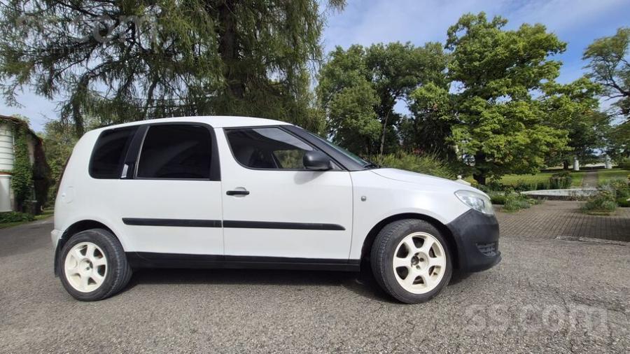 White Skoda Roomster 2012 in Riga, with an engine capacity of 1.20 L and mileage of 443 thousand km for 1600 €, photo 8 on AUTOMOTO.COM.LV