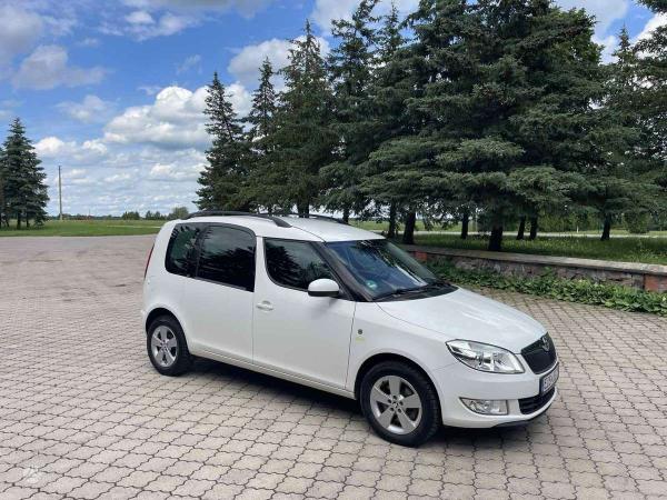 White Skoda Roomster 2014 in Kedainiai, with an engine capacity of 1.60 L and mileage of 294 thousand km for 3850 €, photo 1 on AUTOMOTO.COM.LV