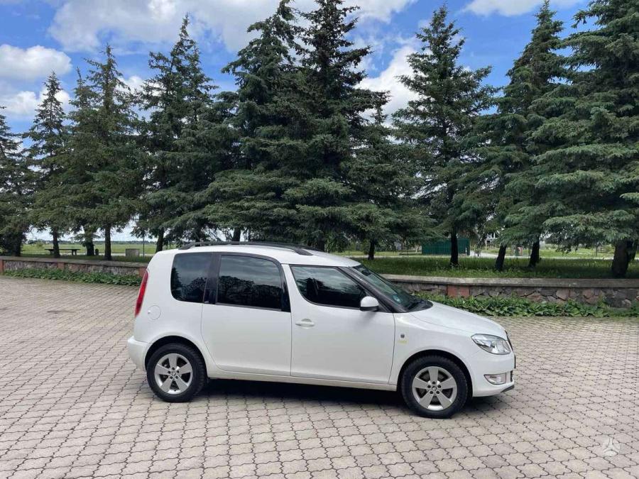White Skoda Roomster 2014 in Kedainiai, with an engine capacity of 1.60 L and mileage of 294 thousand km for 3850 €, photo 3 on AUTOMOTO.COM.LV