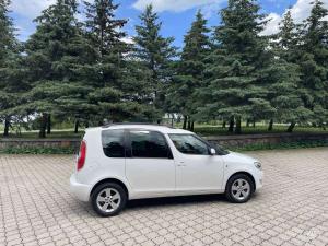 White Skoda Roomster 2014 in Kedainiai, with an engine capacity of 1.60 L and mileage of 294 thousand km for 3850 €, photo 4 on AUTOMOTO.COM.LV