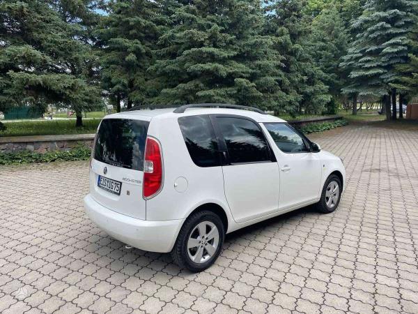 White Skoda Roomster 2014 in Kedainiai, with an engine capacity of 1.60 L and mileage of 294 thousand km for 3850 €, photo 4 on AUTOMOTO.COM.LV