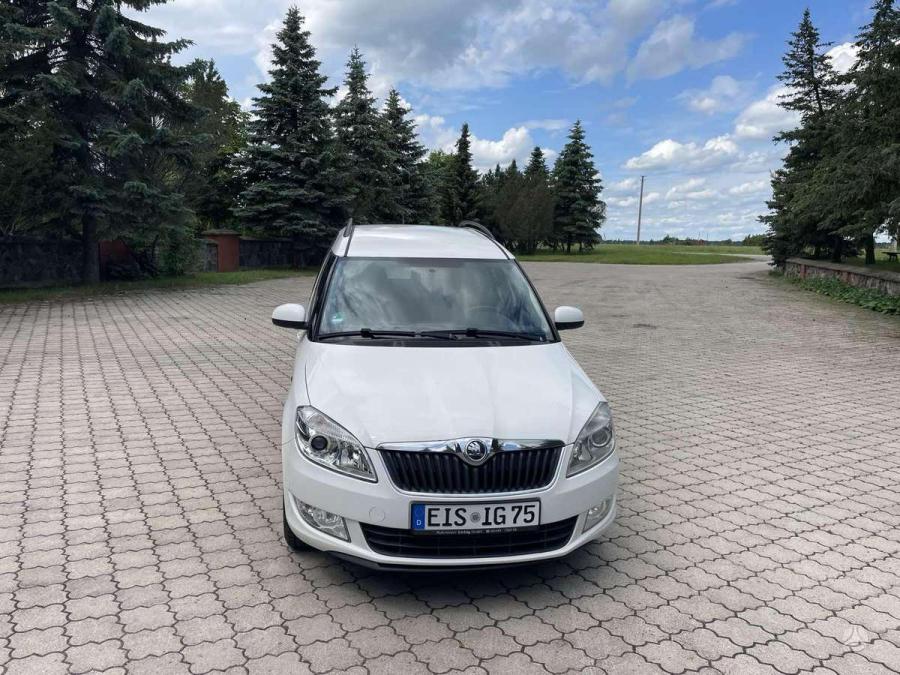White Skoda Roomster 2014 in Kedainiai, with an engine capacity of 1.60 L and mileage of 294 thousand km for 3850 €, photo 6 on AUTOMOTO.COM.LV