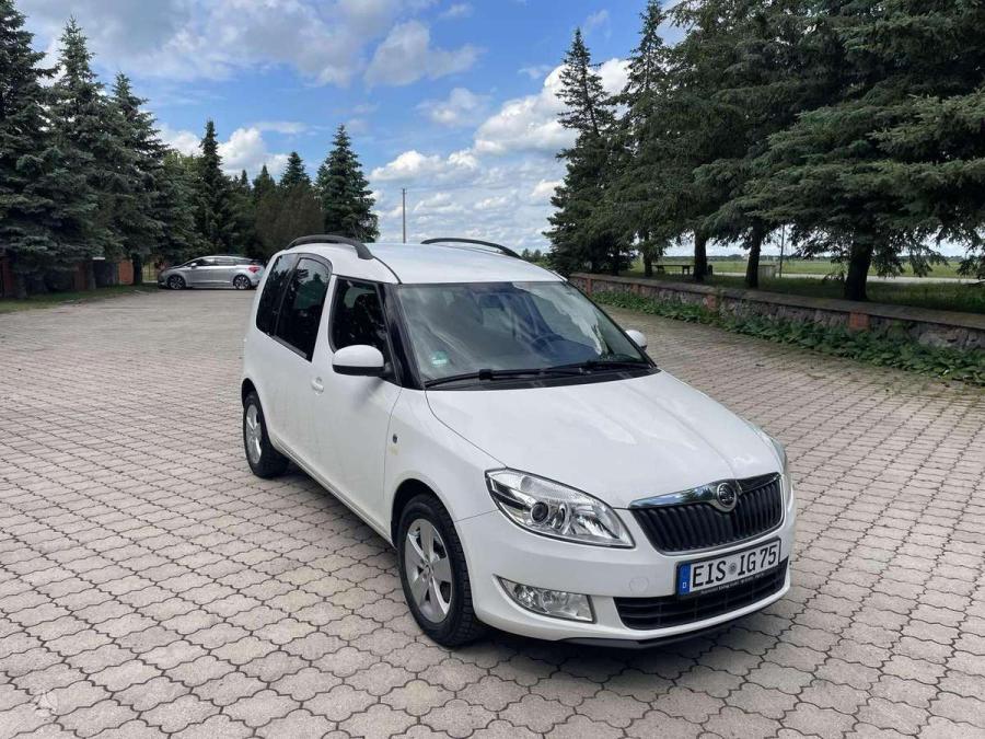 White Skoda Roomster 2014 in Kedainiai, with an engine capacity of 1.60 L and mileage of 294 thousand km for 3850 €, photo 7 on AUTOMOTO.COM.LV