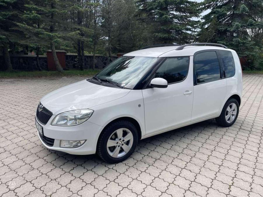 White Skoda Roomster 2014 in Kedainiai, with an engine capacity of 1.60 L and mileage of 294 thousand km for 3850 €, photo 8 on AUTOMOTO.COM.LV