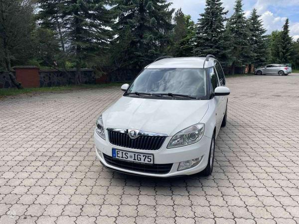 White Skoda Roomster 2014 in Kedainiai, with an engine capacity of 1.60 L and mileage of 294 thousand km for 3850 €, photo 8 on AUTOMOTO.COM.LV