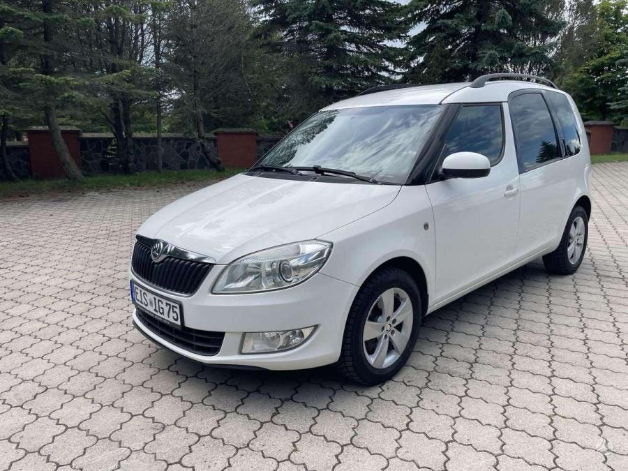 White Skoda Roomster 2014 in Kedainiai, with an engine capacity of 1.60 L and mileage of 294 thousand km for 3850 €, photo 10 on AUTOMOTO.COM.LV