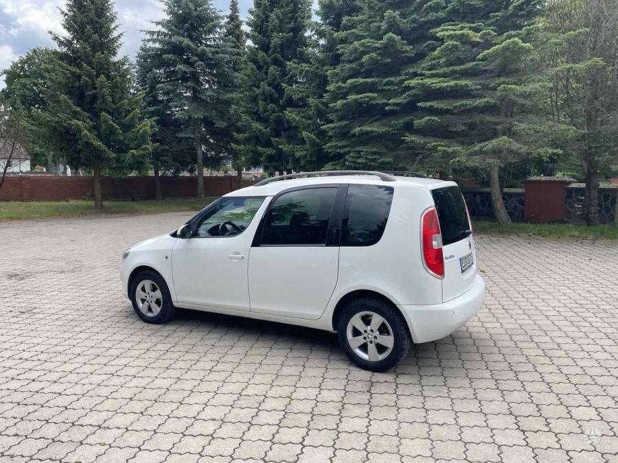 White Skoda Roomster 2014 in Kedainiai, with an engine capacity of 1.60 L and mileage of 294 thousand km for 3850 €, photo 12 on AUTOMOTO.COM.LV