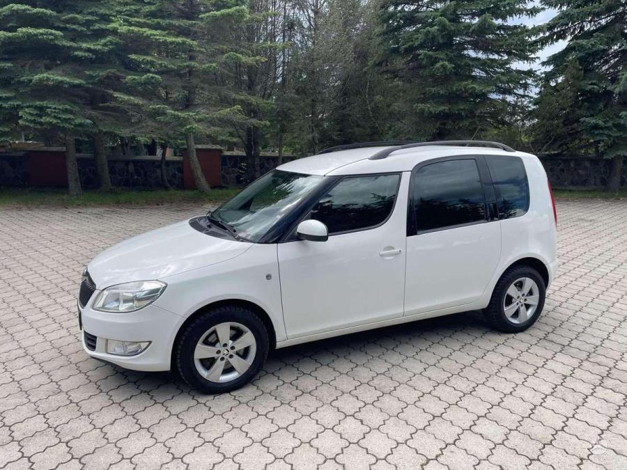 White Skoda Roomster 2014 in Kedainiai, with an engine capacity of 1.60 L and mileage of 294 thousand km for 3850 €, photo 13 on AUTOMOTO.COM.LV