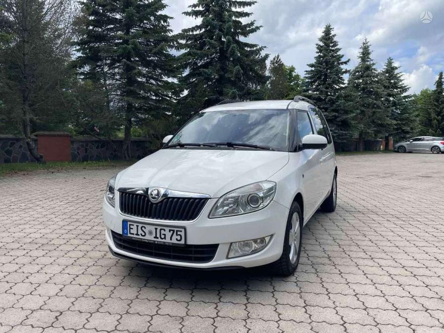White Skoda Roomster 2014 in Kedainiai, with an engine capacity of 1.60 L and mileage of 294 thousand km for 3850 €, photo 14 on AUTOMOTO.COM.LV