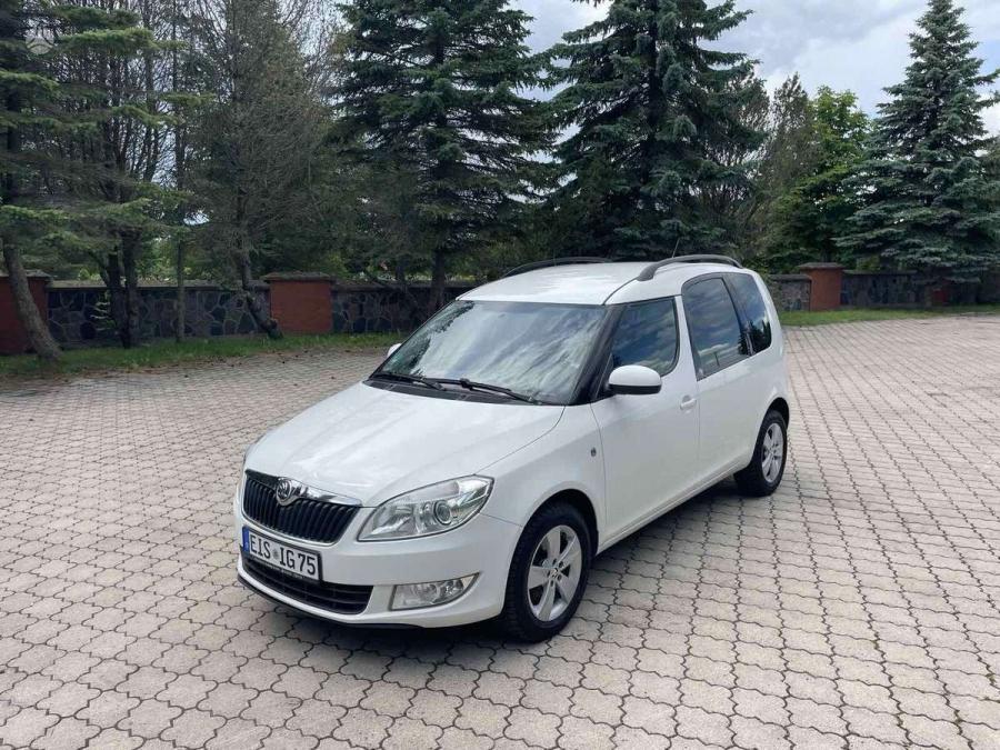 White Skoda Roomster 2014 in Kedainiai, with an engine capacity of 1.60 L and mileage of 294 thousand km for 3850 €, photo 15 on AUTOMOTO.COM.LV