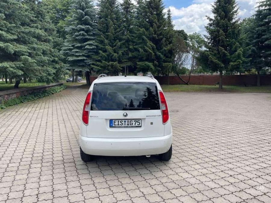 White Skoda Roomster 2014 in Kedainiai, with an engine capacity of 1.60 L and mileage of 294 thousand km for 3850 €, photo 16 on AUTOMOTO.COM.LV
