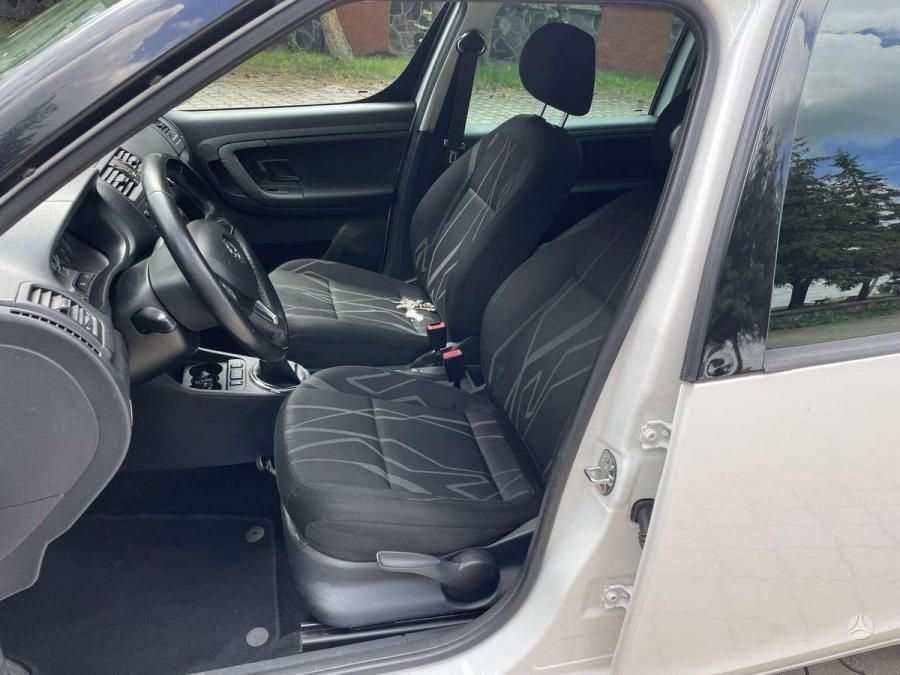 White Skoda Roomster 2014 in Kedainiai, with an engine capacity of 1.60 L and mileage of 294 thousand km for 3850 €, photo 21 on AUTOMOTO.COM.LV