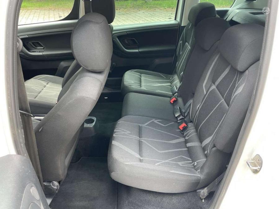 White Skoda Roomster 2014 in Kedainiai, with an engine capacity of 1.60 L and mileage of 294 thousand km for 3850 €, photo 22 on AUTOMOTO.COM.LV