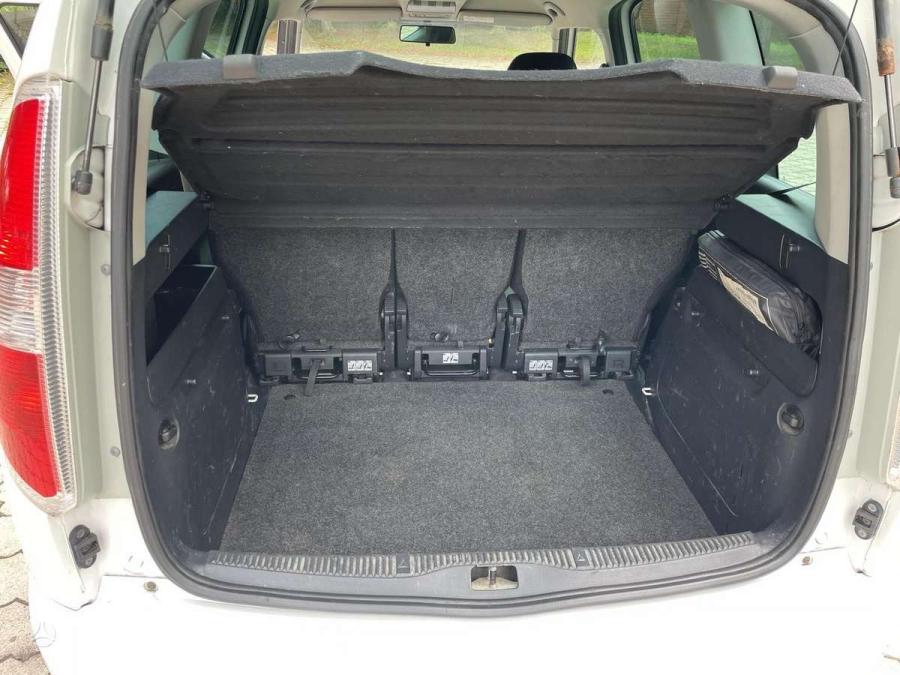 White Skoda Roomster 2014 in Kedainiai, with an engine capacity of 1.60 L and mileage of 294 thousand km for 3850 €, photo 23 on AUTOMOTO.COM.LV