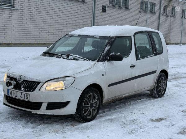 White Skoda Roomster 2015 in Kaunas, with an engine capacity of 1.60 L and mileage of 337 thousand km for 2200 €, photo 1 on AUTOMOTO.COM.LV