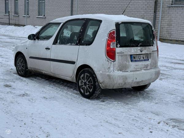 White Skoda Roomster 2015 in Kaunas, with an engine capacity of 1.60 L and mileage of 337 thousand km for 2200 €, photo 3 on AUTOMOTO.COM.LV