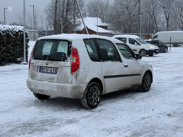 White Skoda Roomster 2015 in Kaunas, with an engine capacity of 1.60 L and mileage of 337 thousand km for 2200 €, photo 4 on AUTOMOTO.COM.LV