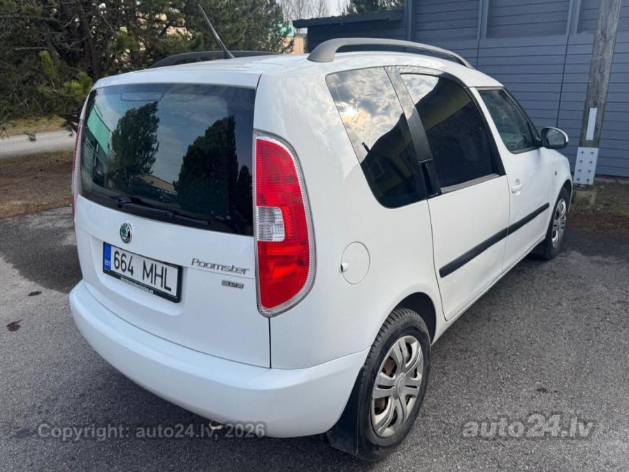 White Skoda Roomster 2012 in Tallinn, with an engine capacity of 1.20 L and mileage of 235 thousand km for 1495 €, photo 5 on AUTOMOTO.COM.LV