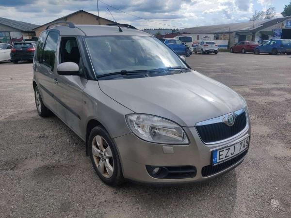 Yellow Skoda Roomster 2008 in Vilnius, with an engine capacity of 1.60 L and mileage of 204 thousand km for 1200 €, photo 1 on AUTOMOTO.COM.LV