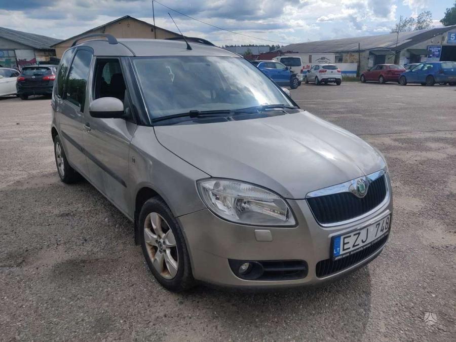 Yellow Skoda Roomster 2008 in Vilnius, with an engine capacity of 1.60 L and mileage of 204 thousand km for 1200 €, photo 1 on AUTOMOTO.COM.LV