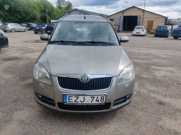 Yellow Skoda Roomster 2008 in Vilnius, with an engine capacity of 1.60 L and mileage of 204 thousand km for 1200 €, photo 2 on AUTOMOTO.COM.LV