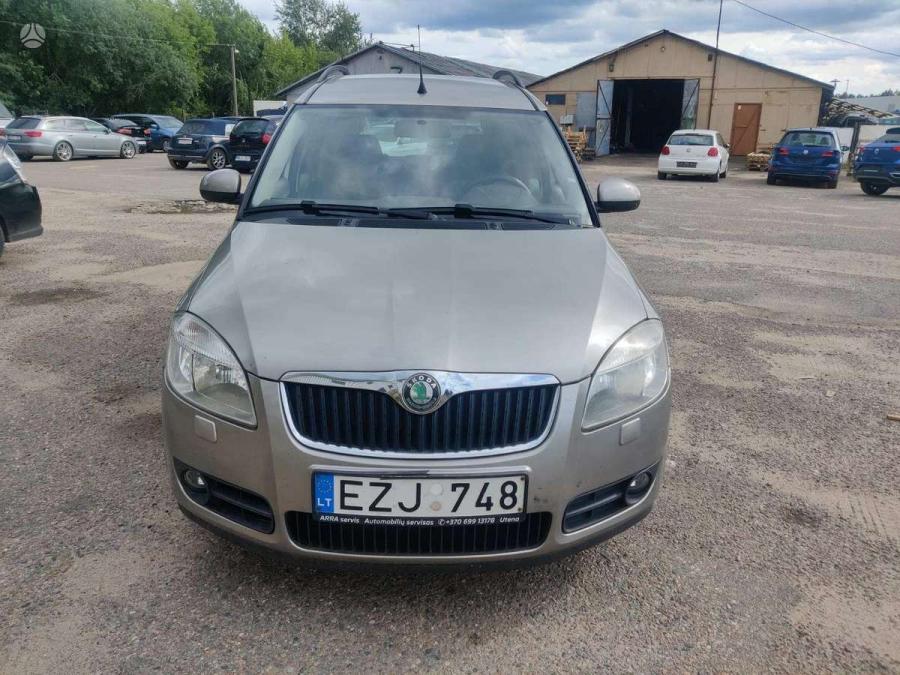 Yellow Skoda Roomster 2008 in Vilnius, with an engine capacity of 1.60 L and mileage of 204 thousand km for 1200 €, photo 3 on AUTOMOTO.COM.LV