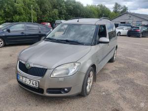 Yellow Skoda Roomster 2008 in Vilnius, with an engine capacity of 1.60 L and mileage of 204 thousand km for 1200 €, photo 4 on AUTOMOTO.COM.LV