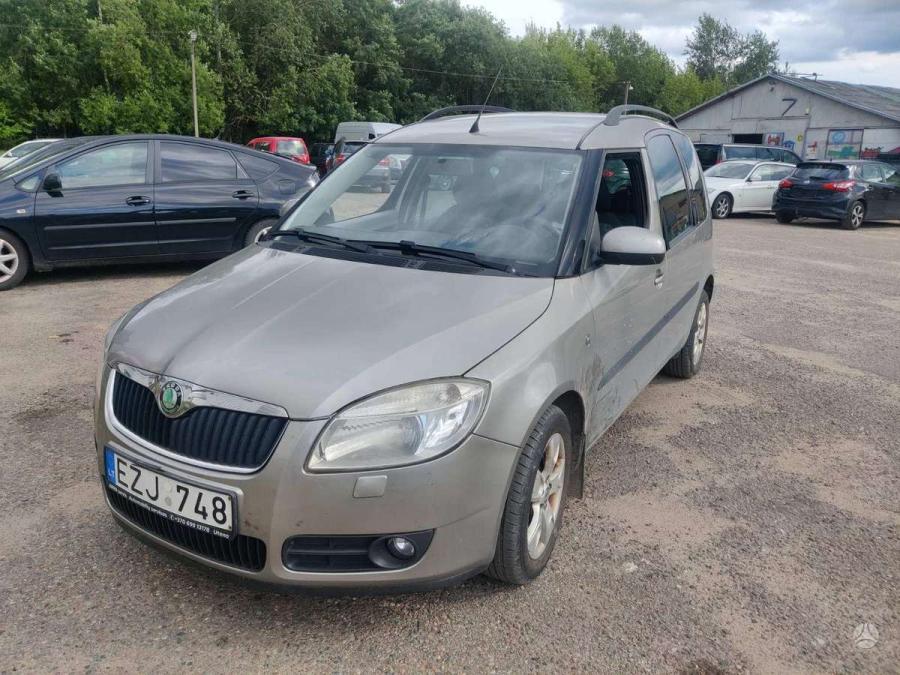 Yellow Skoda Roomster 2008 in Vilnius, with an engine capacity of 1.60 L and mileage of 204 thousand km for 1200 €, photo 4 on AUTOMOTO.COM.LV