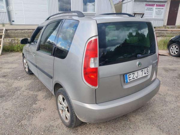 Yellow Skoda Roomster 2008 in Vilnius, with an engine capacity of 1.60 L and mileage of 204 thousand km for 1200 €, photo 4 on AUTOMOTO.COM.LV