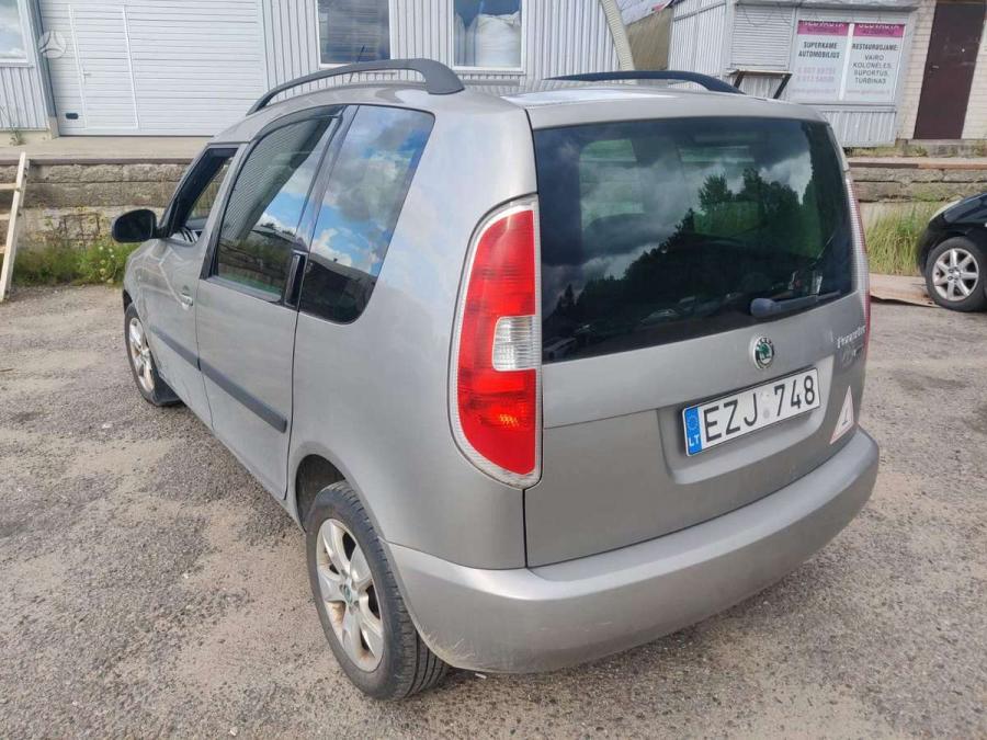 Yellow Skoda Roomster 2008 in Vilnius, with an engine capacity of 1.60 L and mileage of 204 thousand km for 1200 €, photo 5 on AUTOMOTO.COM.LV
