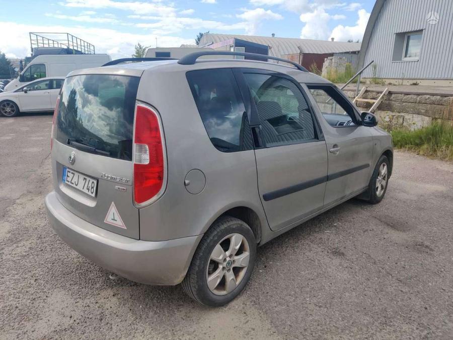 Yellow Skoda Roomster 2008 in Vilnius, with an engine capacity of 1.60 L and mileage of 204 thousand km for 1200 €, photo 7 on AUTOMOTO.COM.LV