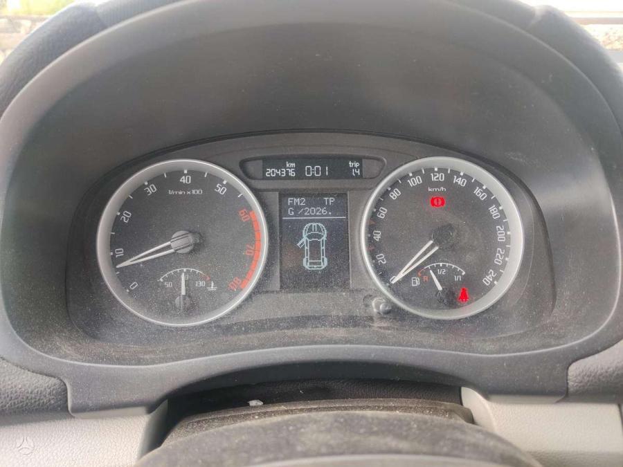 Yellow Skoda Roomster 2008 in Vilnius, with an engine capacity of 1.60 L and mileage of 204 thousand km for 1200 €, photo 9 on AUTOMOTO.COM.LV