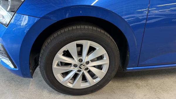 Blue Skoda Scala 2023 in Riga, with an engine capacity of 1.00 L and mileage of 58 thousand km for 1540000 €, photo 6 on AUTOMOTO.COM.LV