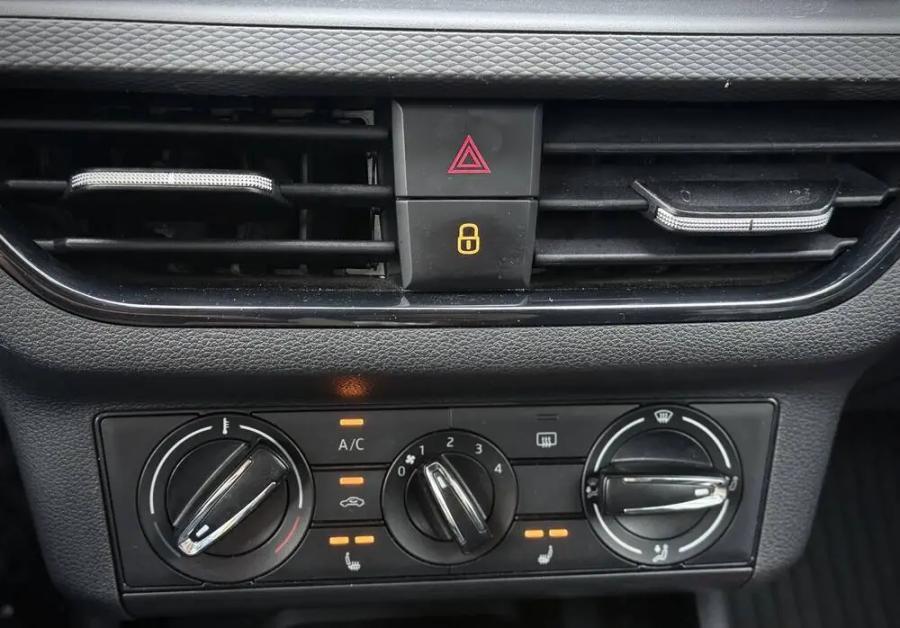 White Skoda Scala 2019 in Riga, with an engine capacity of 1.60 L and mileage of 248 thousand km for 9900 €, photo 15 on AUTOMOTO.COM.LV