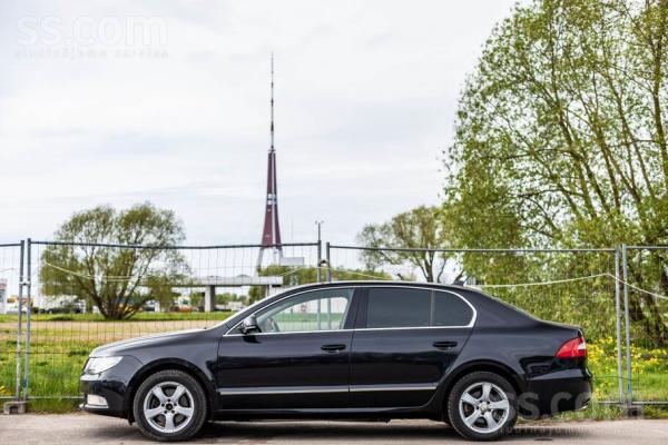 Black Skoda SuperB 2010 in Riga, with an engine capacity of 2.00 L and mileage of 370 thousand km for 4990 €, photo 4 on AUTOMOTO.COM.LV