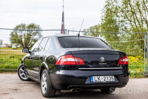 Black Skoda SuperB 2010 in Riga, with an engine capacity of 2.00 L and mileage of 370 thousand km for 4990 €, photo 6 on AUTOMOTO.COM.LV