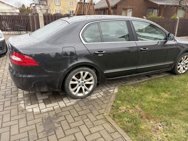 Black Skoda SuperB 2013 in Panevezys, with an engine capacity of 2.00 L and mileage of 362 thousand km for 1600 €, photo 5 on AUTOMOTO.COM.LV
