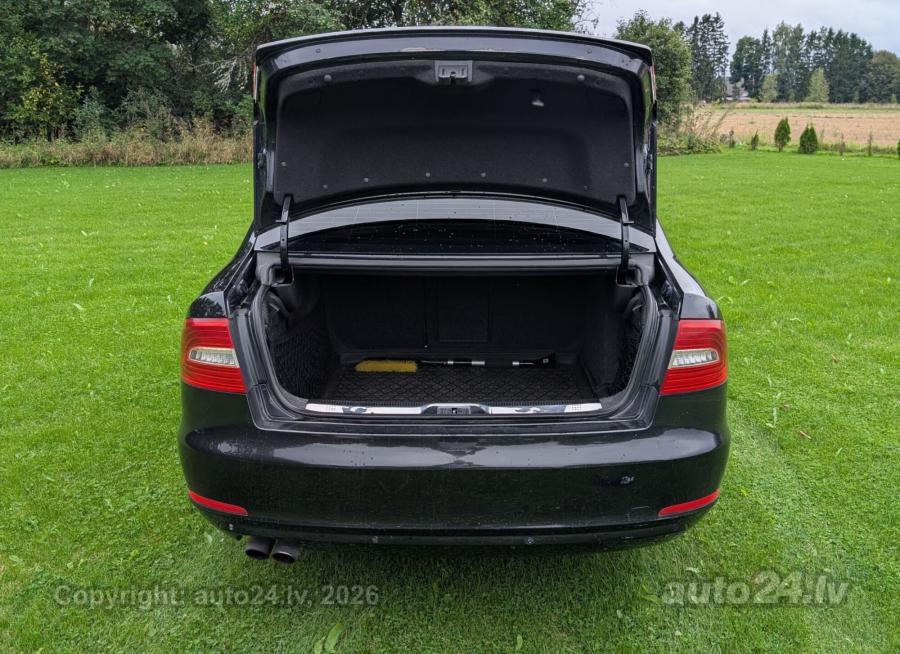 Melns Skoda SuperB 2013 Rapla, ar dzinēja tilpumu 2.00 L un nobraukumu 371 tūkst. km par 6000 €, foto 11 vietnē AUTOMOTO.COM.LV