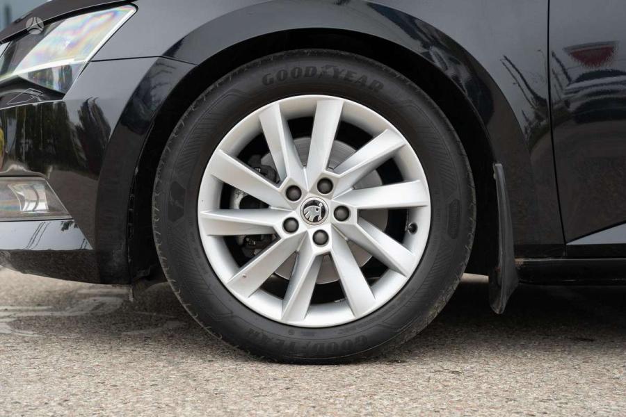 Black Skoda SuperB 2016 in Vilnius, with an engine capacity of 1.80 L and mileage of 190 thousand km for 13550 €, photo 8 on AUTOMOTO.COM.LV